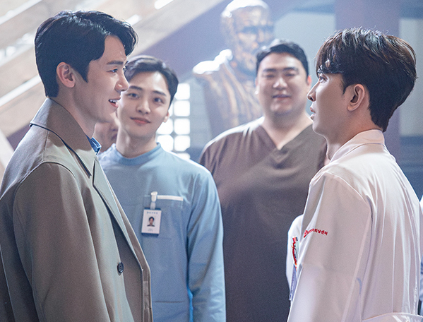 Смотреть бесплатно дораму Учитель Ким, доктор-романтик 3 (Romantic Doctor Kim 3: Nangmandakteo ...